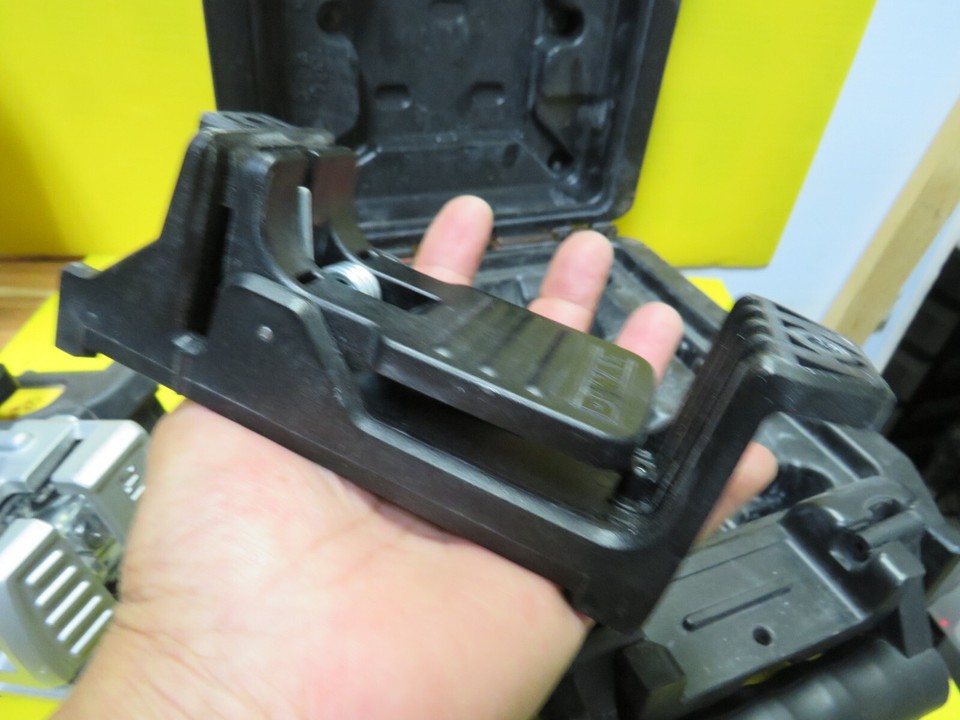 $623 Dewalt DW089 100ft Green Self-Leveling 3-Beam 360° Laser Level Kit ...