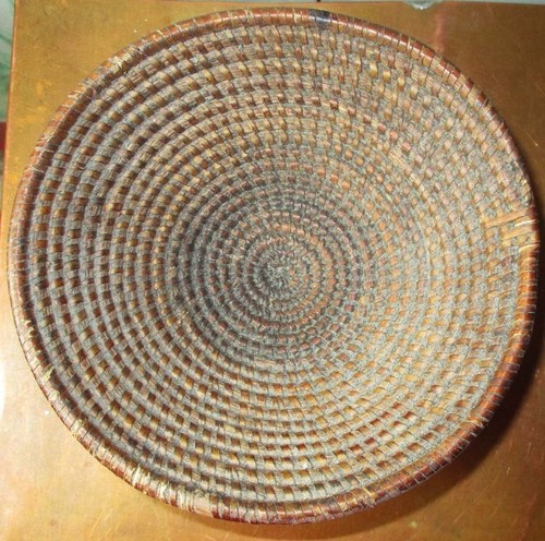 ANTIQUE PRIMITIVE HAND MADE SMALL STRAW COIL BASKET ON PEDESTAL NATIVE ...