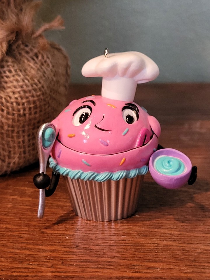 Hallmark Ornament - "BAKER'S DOZEN" MONTHLY KEEPSAKE CUPCAKES ...