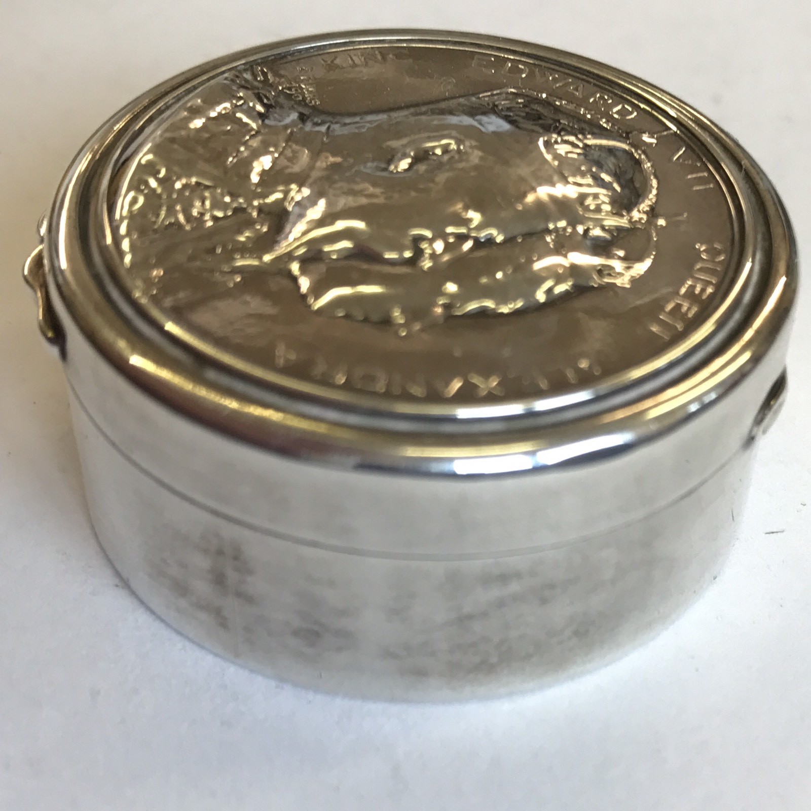 Solid Silver Pill Box 2.7cm Bell & Willmott 1903 Edward VII Medal E ...