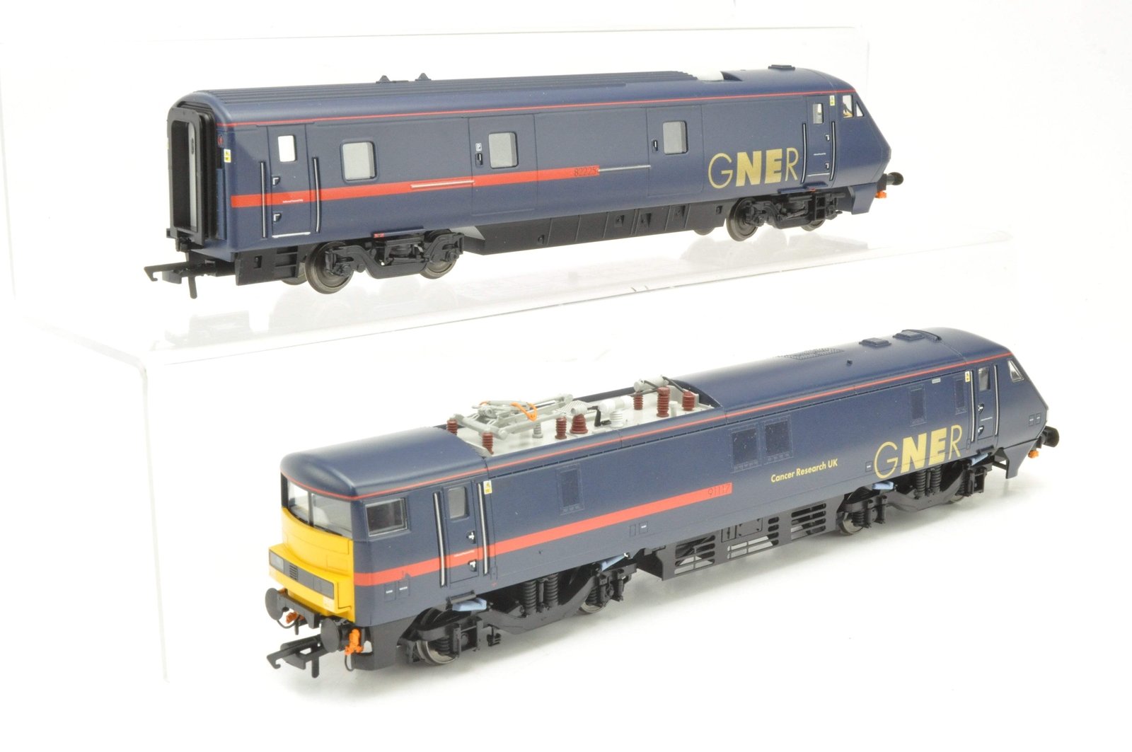 Hornby OO Gauge GNER Class 91 '91117 with Rake of 5 Mk4 Coaches & DVT ...