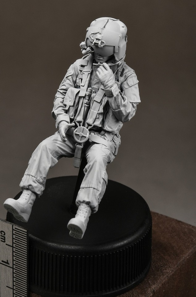 1/35 AH-64 Apache pilots Duo R34-35 by R2 Miniatures | eBay