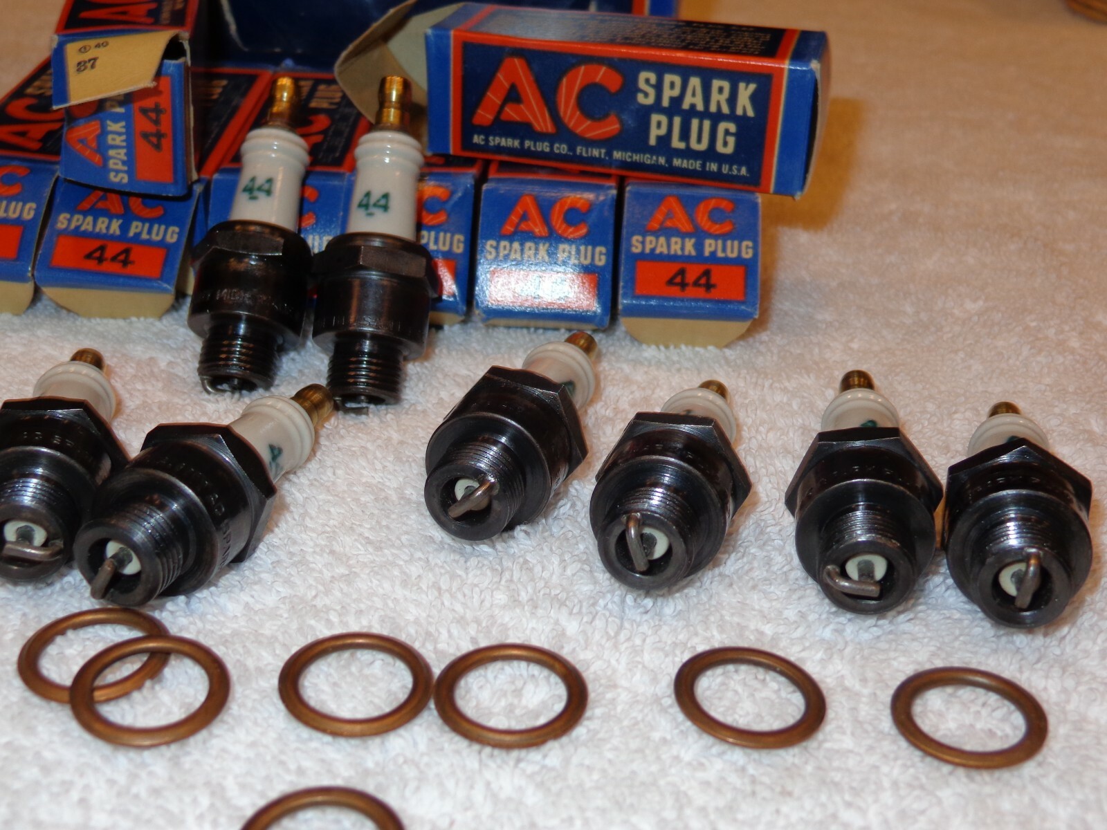 (8)...‘NOS’ AC-44 Spark Plugs......Early 3-Ring Design......Boxes coded ...
