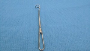 AESCULAP BT408R GREEN RETRACTOR 8-1/2" Green Retractor Fenestrated ...