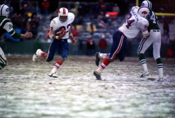 Running back OJ Simpson Buffalo Bills carries the ball v the N- 1973 ...