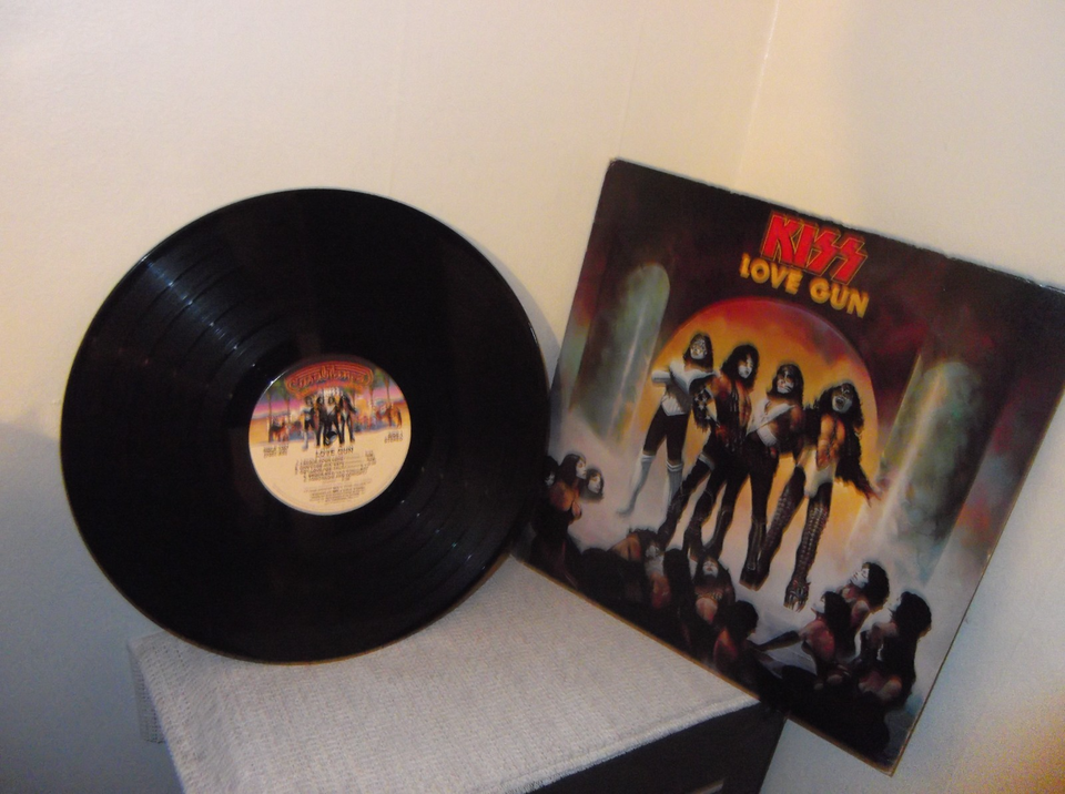 KISS ACE FREHLEY LOVE GUN 1977 ALBUM WITH UNUSED GUN INSERT + MERCH ...