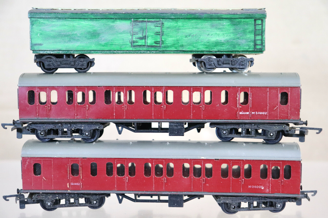 TRIANG TT GAUGE RAKEof 4 BR MAROON SUBURBAN COACH GW and BOX CAR WAGON ...