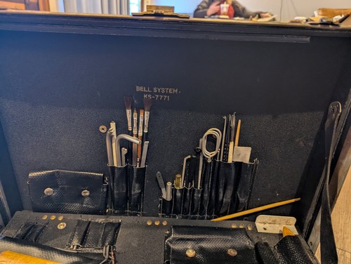 VINTAGE BELL SYSTEM TELEPHONE LINEMAN TOOLBOX VULCANIZED FULL OF TOOLS ...