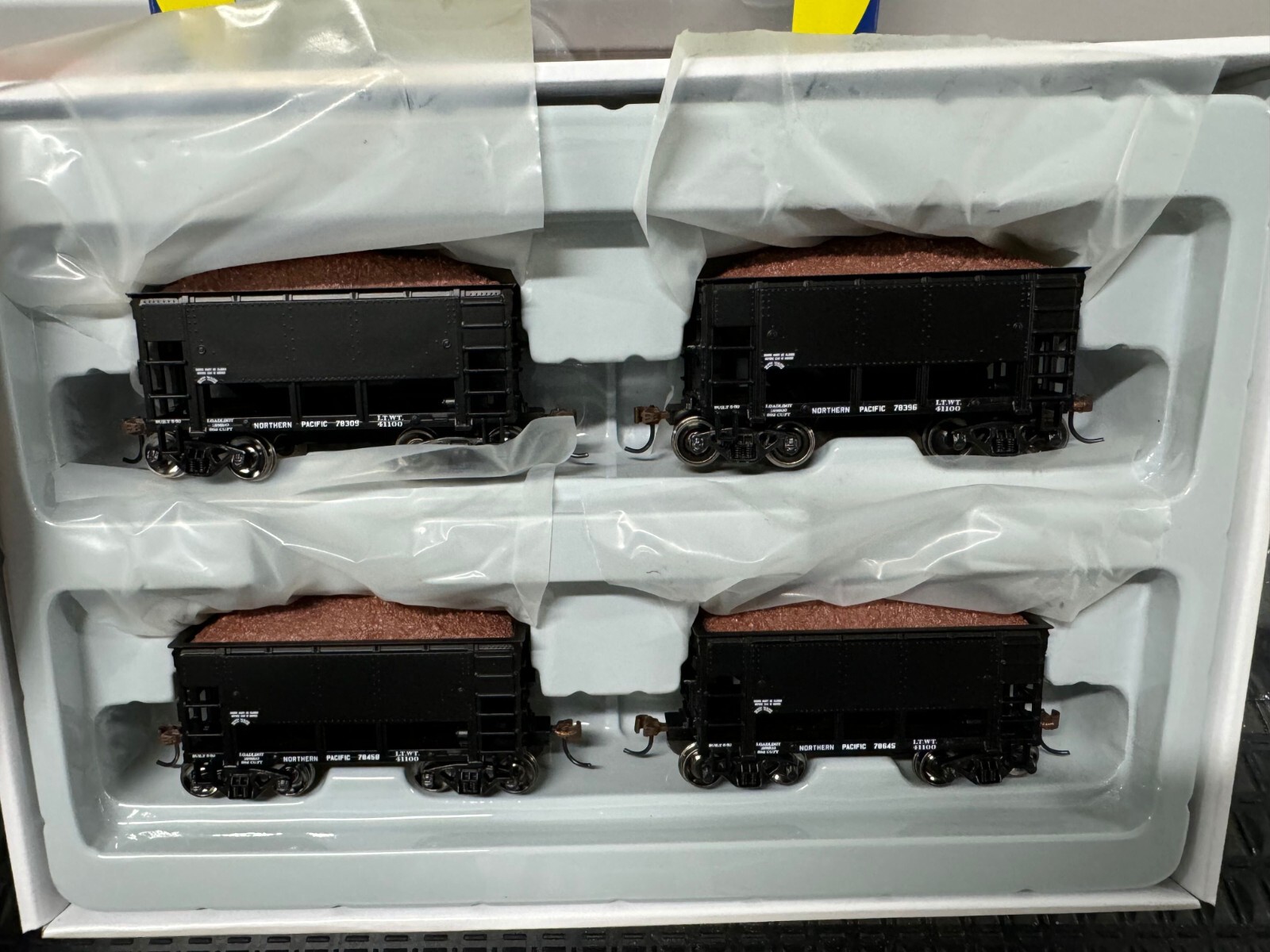 Athearn Trains HO (4) Northern Pacific 24' Ore Cars Ore Loads Included ...