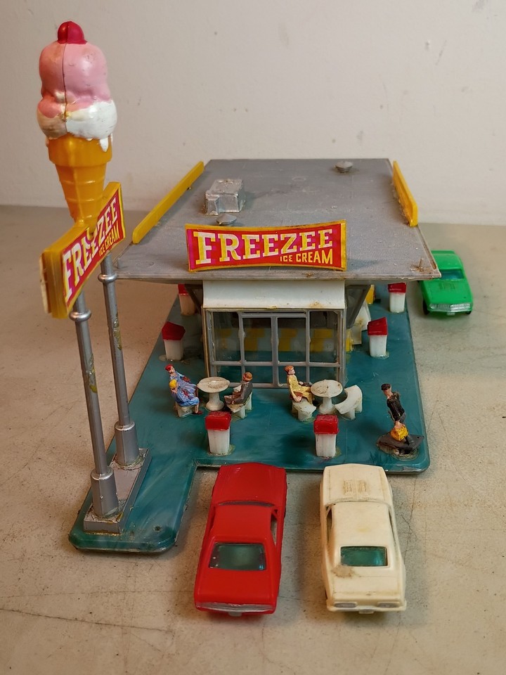 Built Life-Like S-359 HO Scale Freezee Ice Cream Drive-In w/ Figures ...