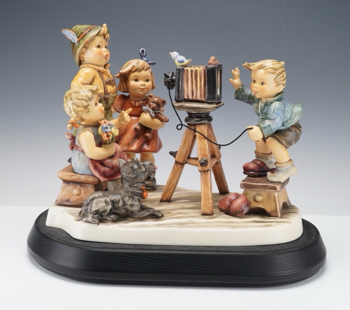 Goebel Hummel #2100 Large Figurine Picture Perfect 2002 Limited Edition ...