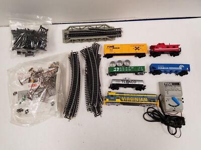 Vintage Tyco Electric Train Set w/ Tracks, Train Box Cars, Locomotive ...