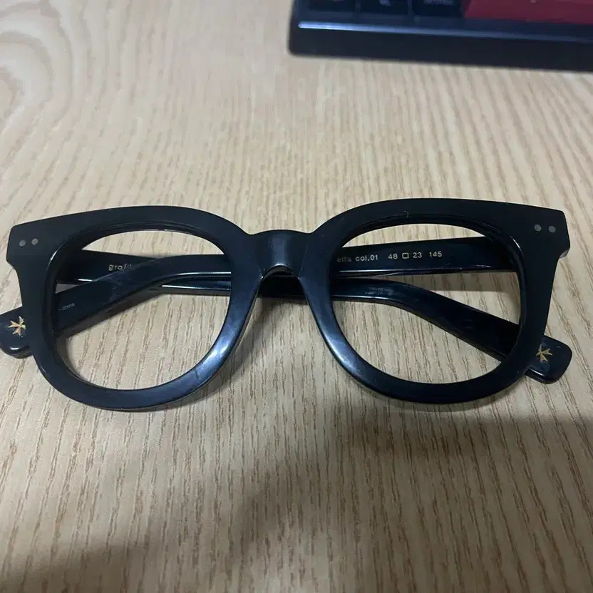 Graf Plastic Ella Eyewear - Famous for Yoon Jong-shin & Lee Dong-hwi ...