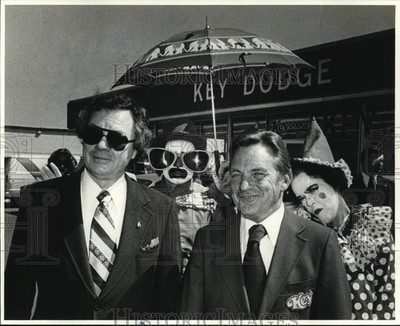 1979 Press Photo Doug Allen & Roy Tannehill pose with clowns Frank ...