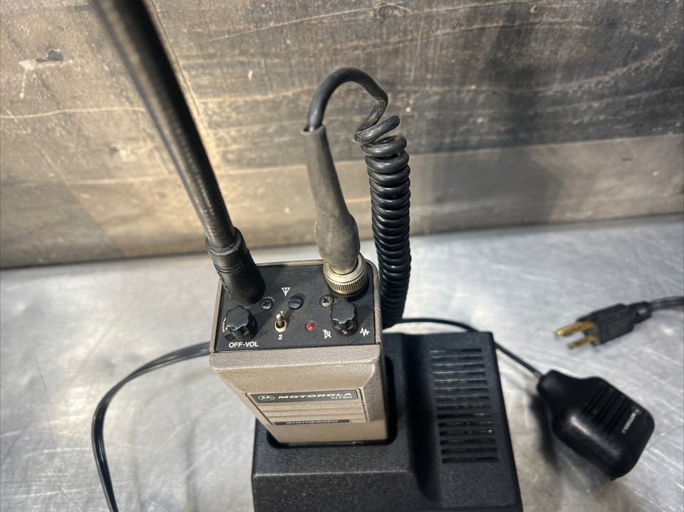 Motorola HT50 SYNTHESIZED Portable Radio w/ BASE STATION CHARGER & Mic ...