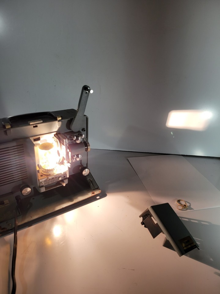 Vintage Argus Showmaster S-500 8mm Portable Movie Projector w/Case ...