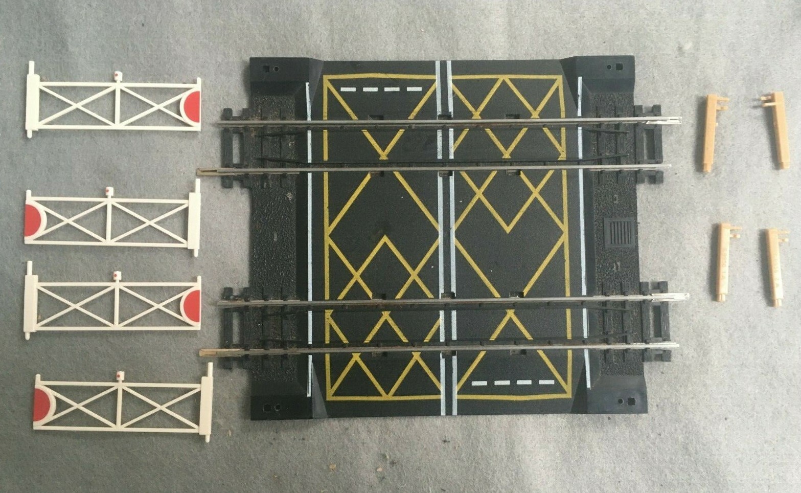 Hornby R636 & R645 Double & Single Track Level Crossing + Gates or ...