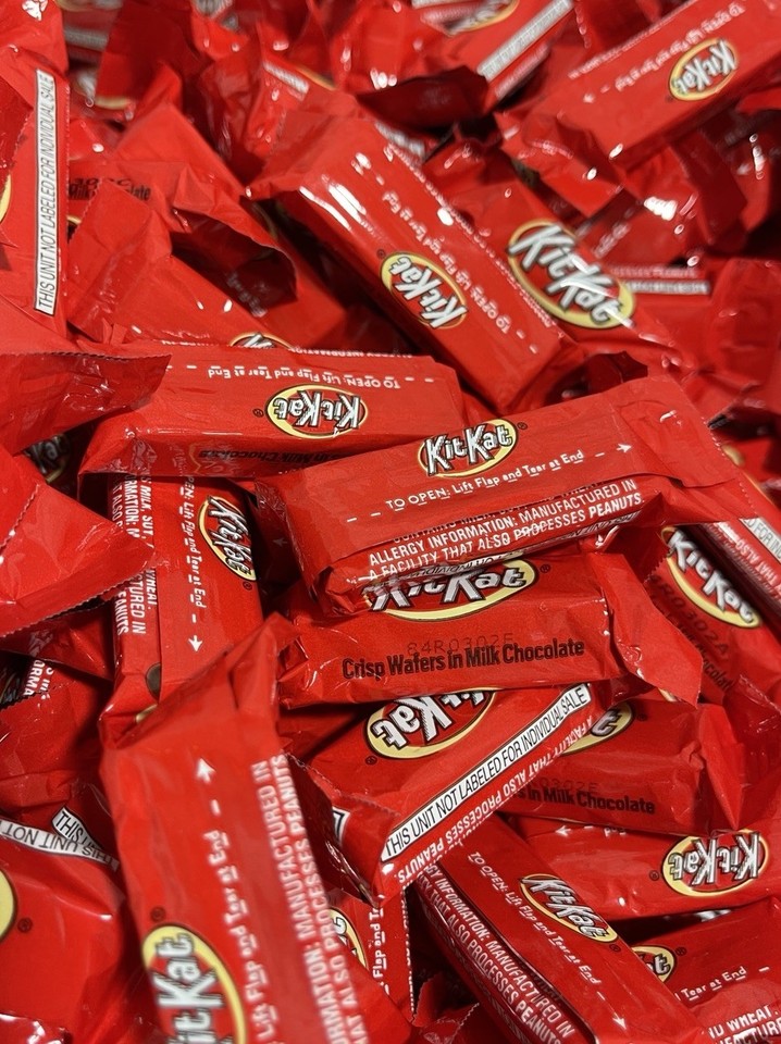 KIT KAT Chocolate Bars Miniatures, 32oz (2LB) Bulk Candy, Miniatures ...