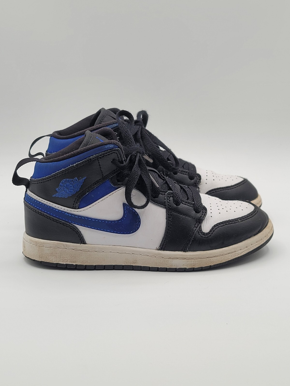 Air Jordan 1 Retro Mids. 640734-140 Size 2Y