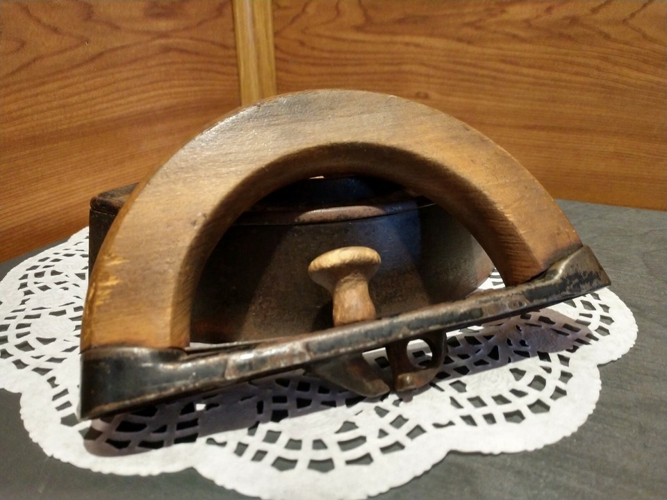 1 VINTAGE HOWELL COMPANY GENEVA, ILLINOIS SAD IRON WITH A DETACHABLE ...