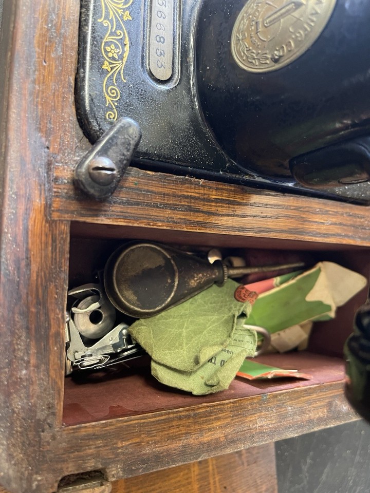 Singer Vintage Hand Crank Spindle Sewing Machine | eBay