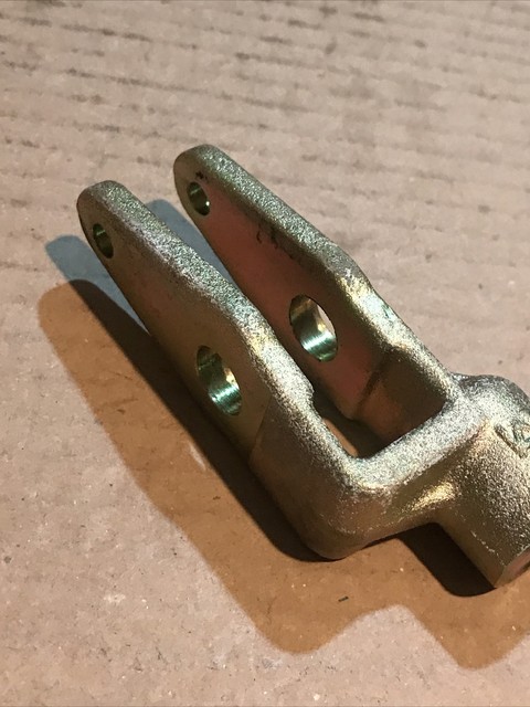 V12) IH International Meritor Clevis 3562145C1 1245 H 1074 for sale ...
