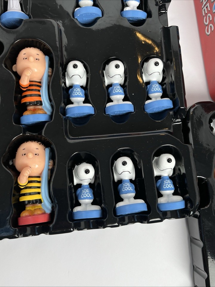Peanuts Gang Chess Set - Charlie Snoopy Red Tin 32 Pieces Complete ...