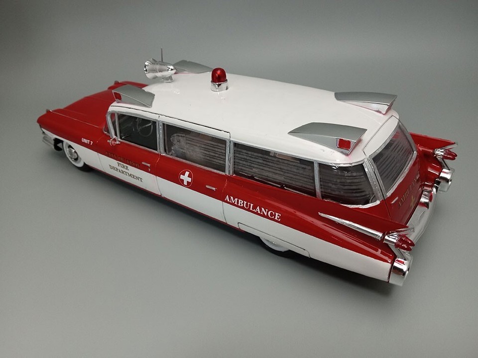 AMT NEW Model Kit '59 Cadillac Ambulance Includes ALL-NEW GURNEY 1:25 ...