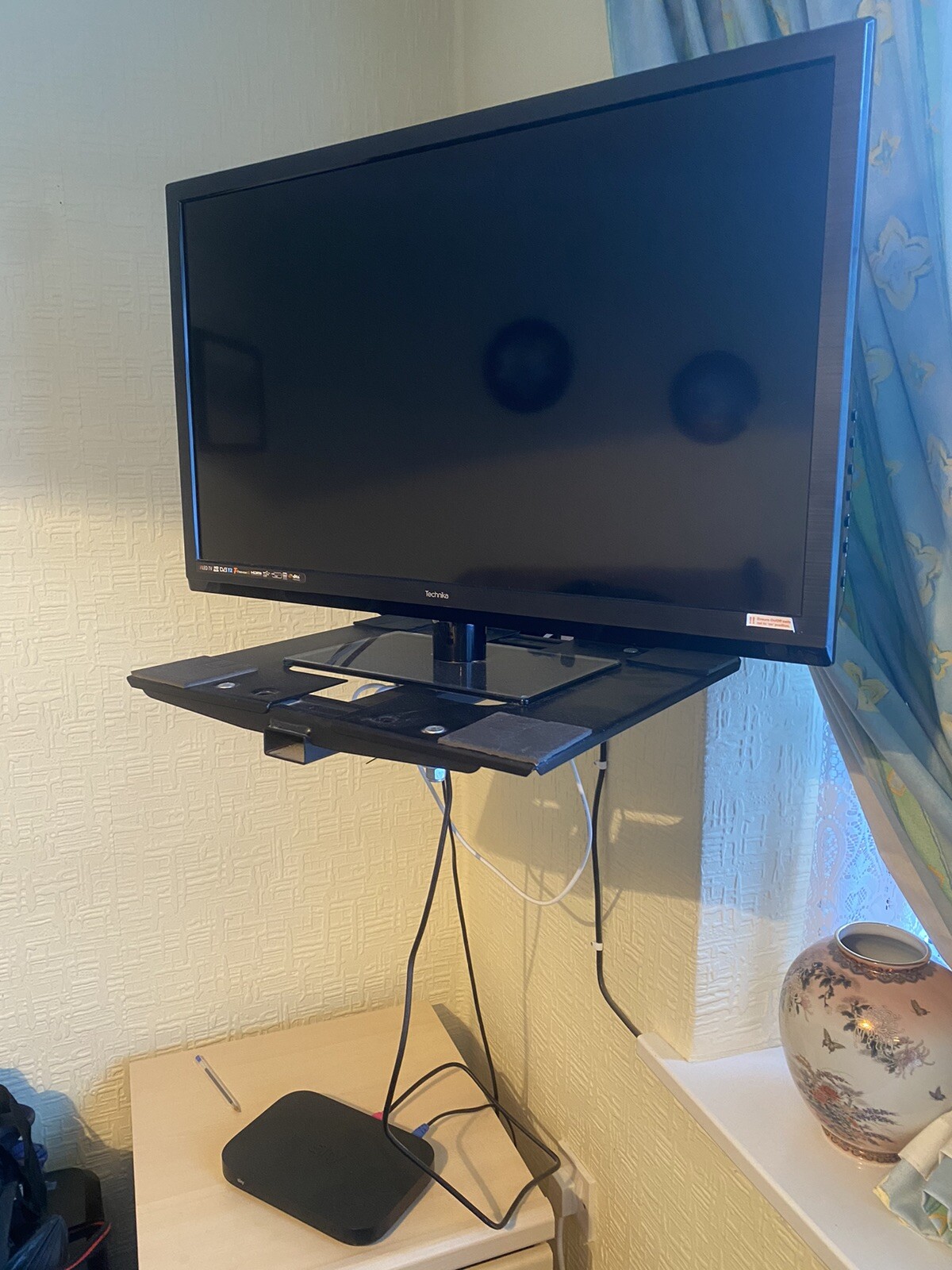 Technika 24F22B-FHD 24-inch 24" TV with Freeview HD & WALL MOUNT! | eBay UK