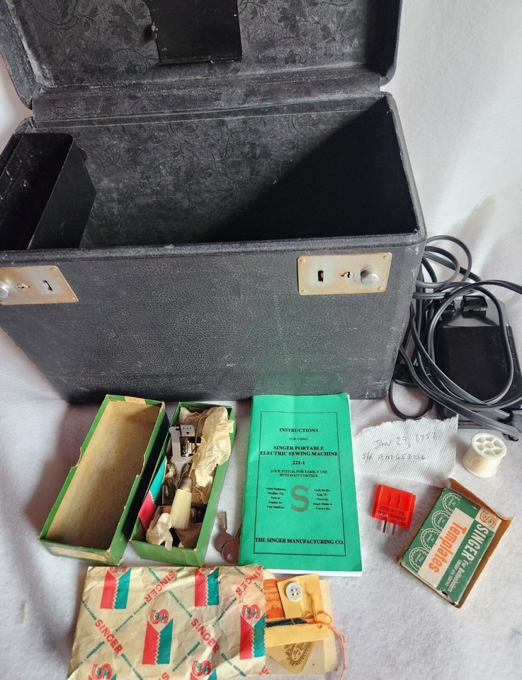 1957 SINGER FEATHERWEIGHT Sewing Machine #221 with Case | eBay