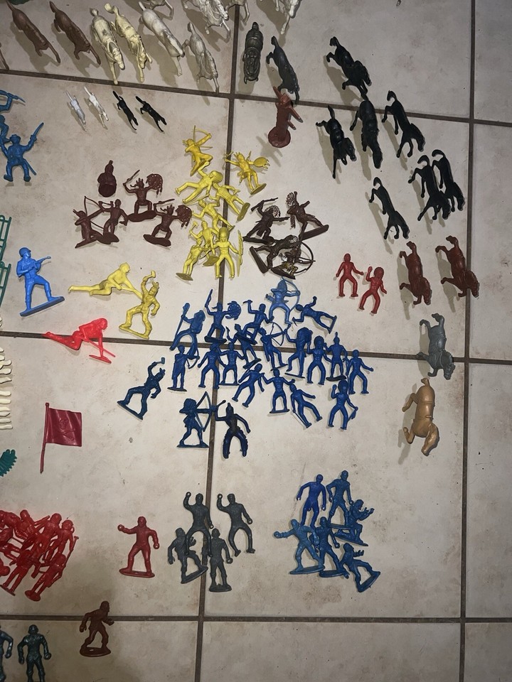 150 + LOT Vintage MARX Figures Army Men Tanks Horses American Indians ...