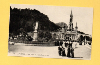 LOURDES - La place de la basilique ...... (Ref. L9420) | eBay