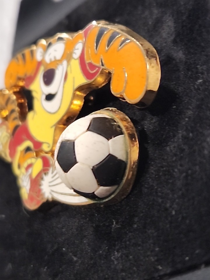Disney Pin Tigger Soccer Black Nose Free D Ball Winnie the Pooh Tiger ...