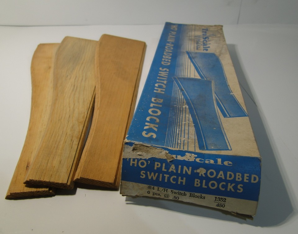 41 SECTIONS OF VINTAGE TRU-SCALE HO WOOD ROADBED PLAIN & SELF-GAUGING ...