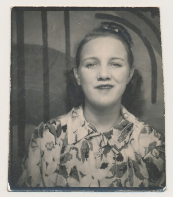 SASSY LONG HAIR FASHION GIRL SMIRKY SMILE! vtg 1930's WOMAN PHOTOBOOTH ...