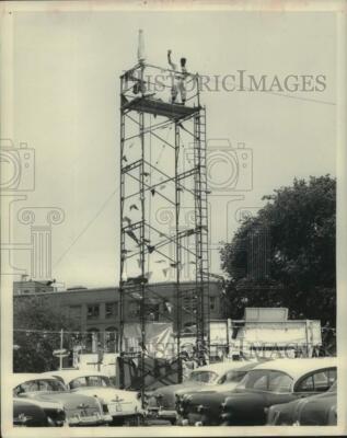 1957 Press Photo Senators Fan Eddie Barnett Will stay on perch for ...