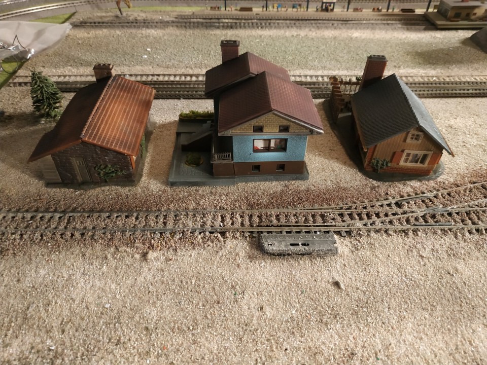 FALLER, THREE ASSEMBLED BUILDINGS FOR DIORAMAS, HAND PAINTED SCALE HO ...