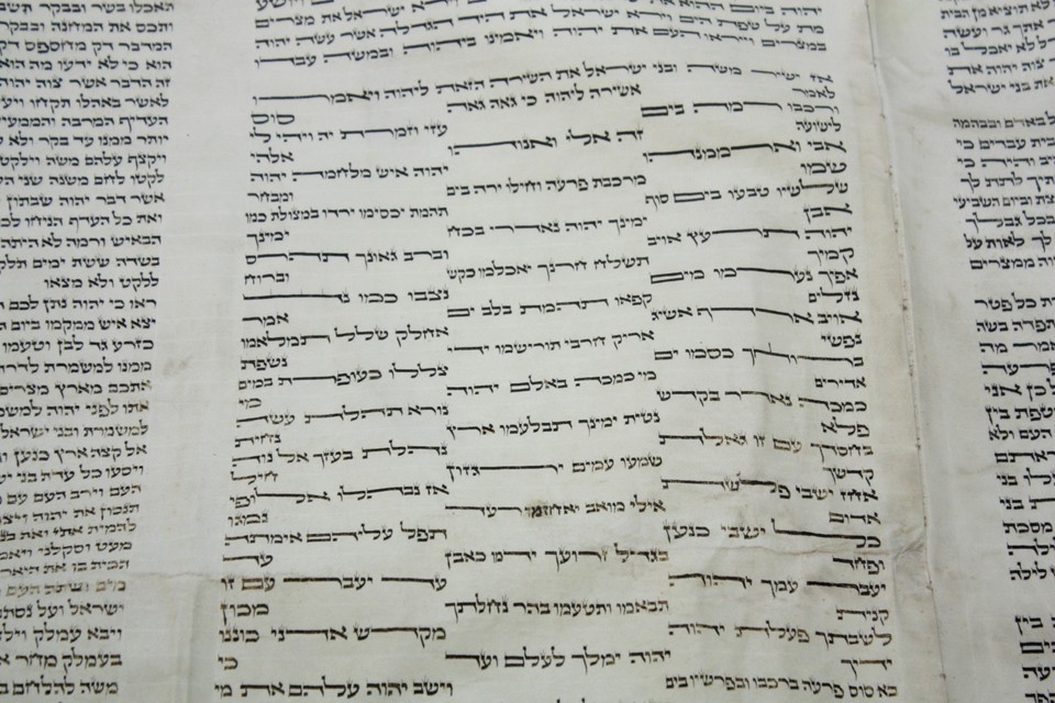 COMPLETE TORAH BIBLE SCROLL HANDWRITTEN ON CALF PARCHMENT Europe 200 ...