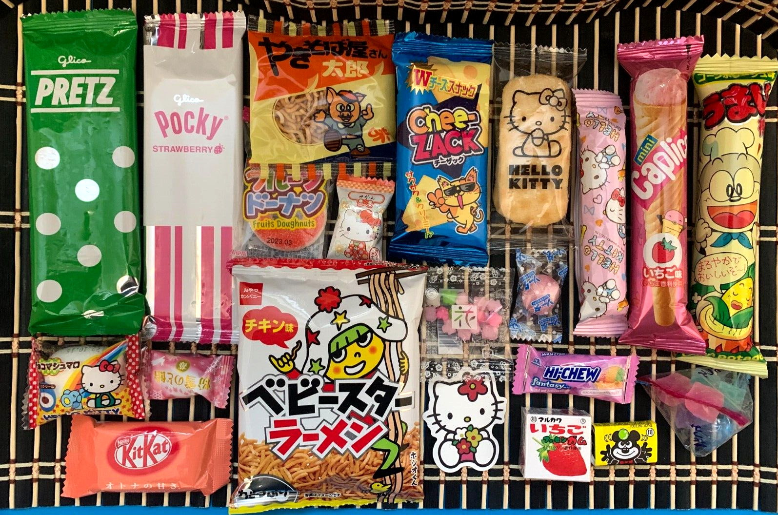 Hello Kitty Snacks & Candy In 20 piece Dagashi Box Japanese Kit Kat ...