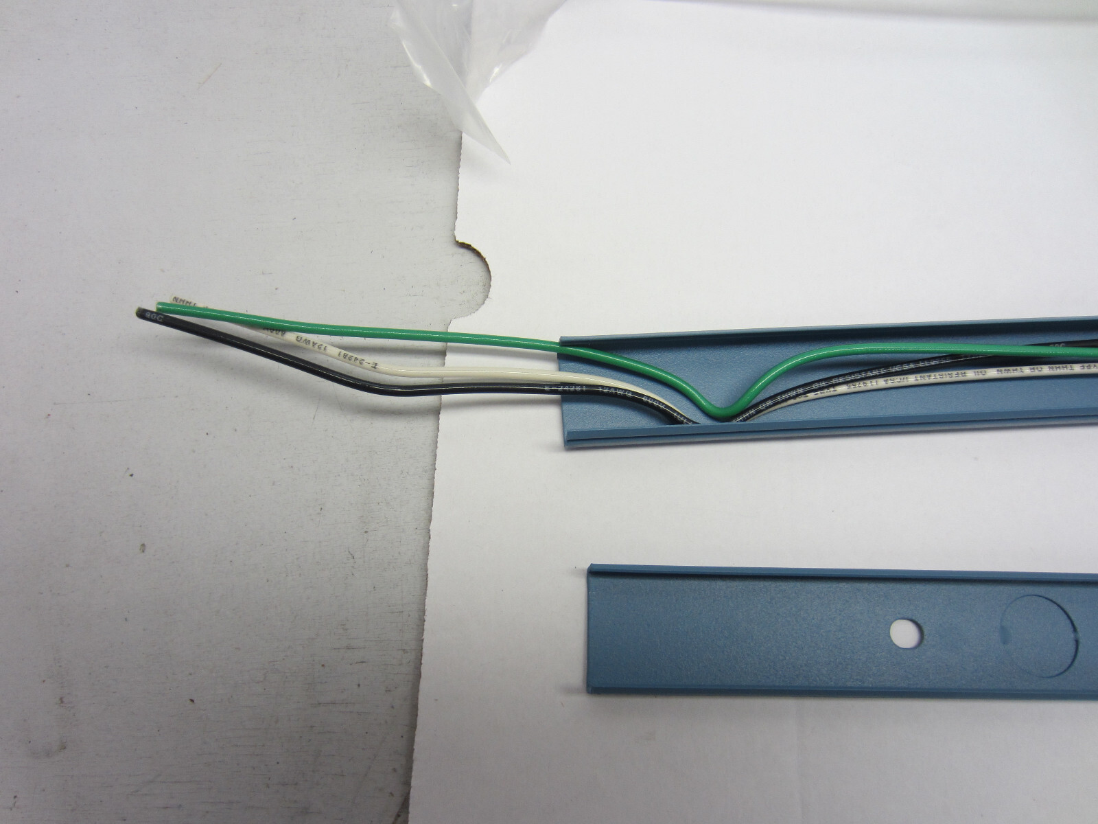 Wiremold Plugmold 2000 Wired V20GB306 2FT-2" (26"`s Prewired )(35 in ...