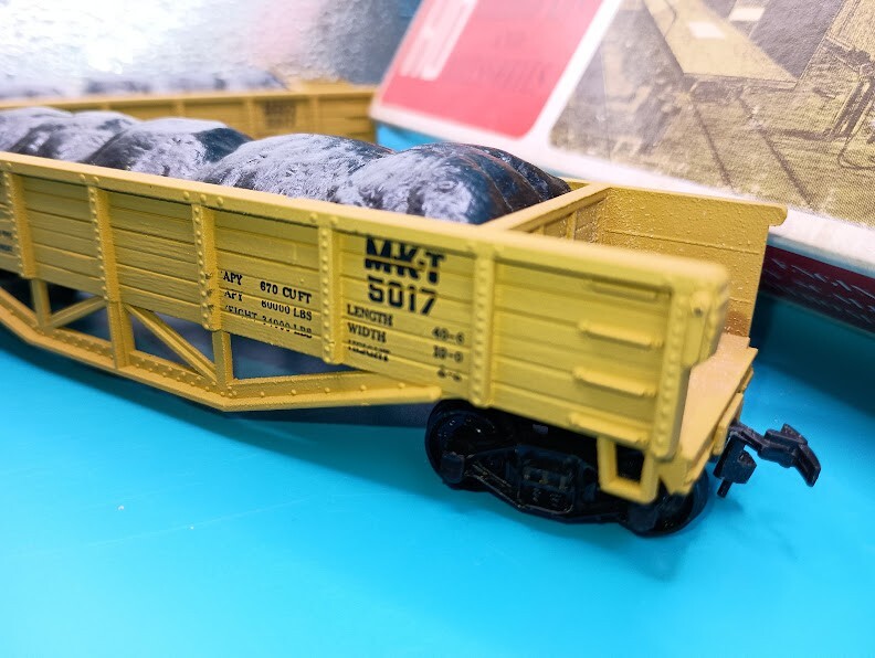2 TRAIN MINIATURE HO 42' HART CONVERTIBLE GONDOLAS W/LOAD MKT 5017 THE ...
