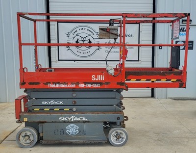 Heavy Equipment - Genie Lift