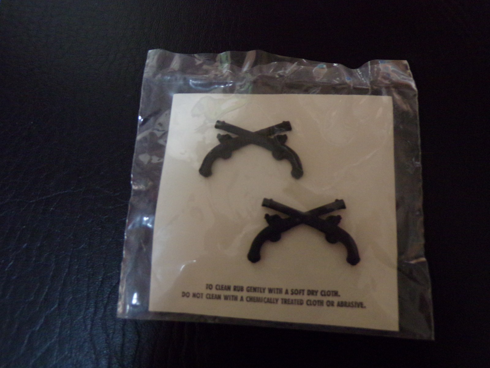 US ARMY MILITARY POLICE CROSSED PISTOLS PAIR SEALED ARMY ISSUE SUBDUED ...