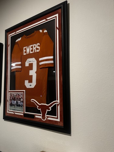 FRAMED TEXAS LONGHORNS QUINN EWERS AUTOGRAPH SIGNED JERSEY BECKETT HOLO ...