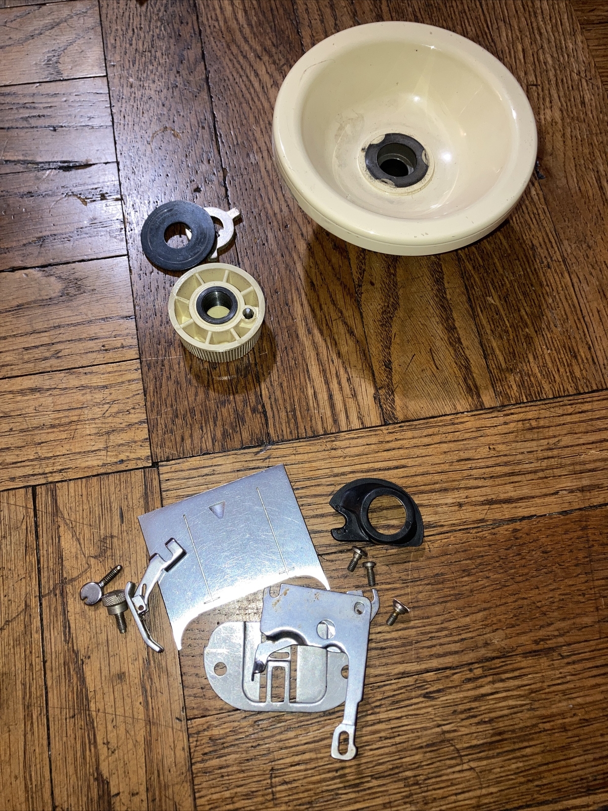 SINGER “STYLIST” SEWING MACHINE PARTS BOBBIN CASE +BOBBIN PLATE PARTS ...