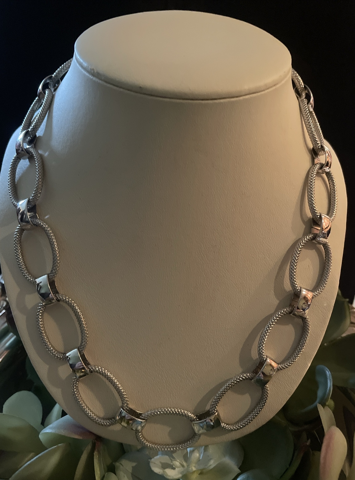 Vintage Stunning Monet Silver Tone Elegant Necklace - Gem