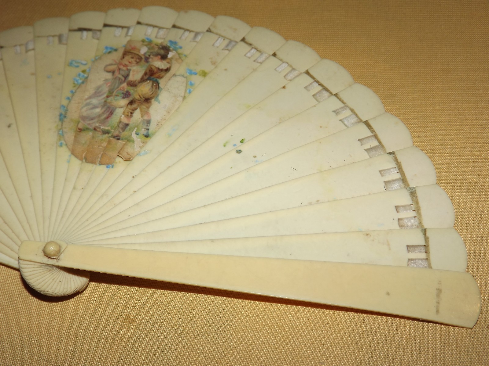 VINTAGE 5 1/4" HIGH CHILDREN BOY GIRL HAND FAN - Gem