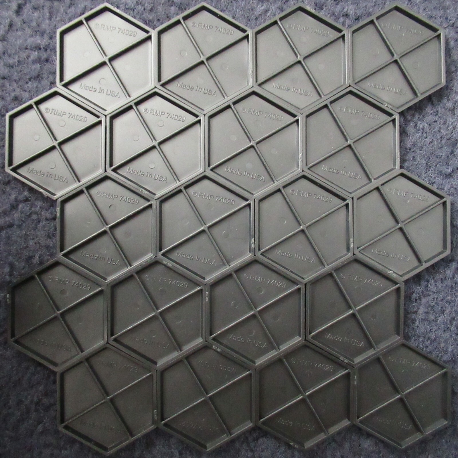 Reaper Bones 74029 30mm Hex Gaming Bases x20 Lipped Black Plastic Base ...