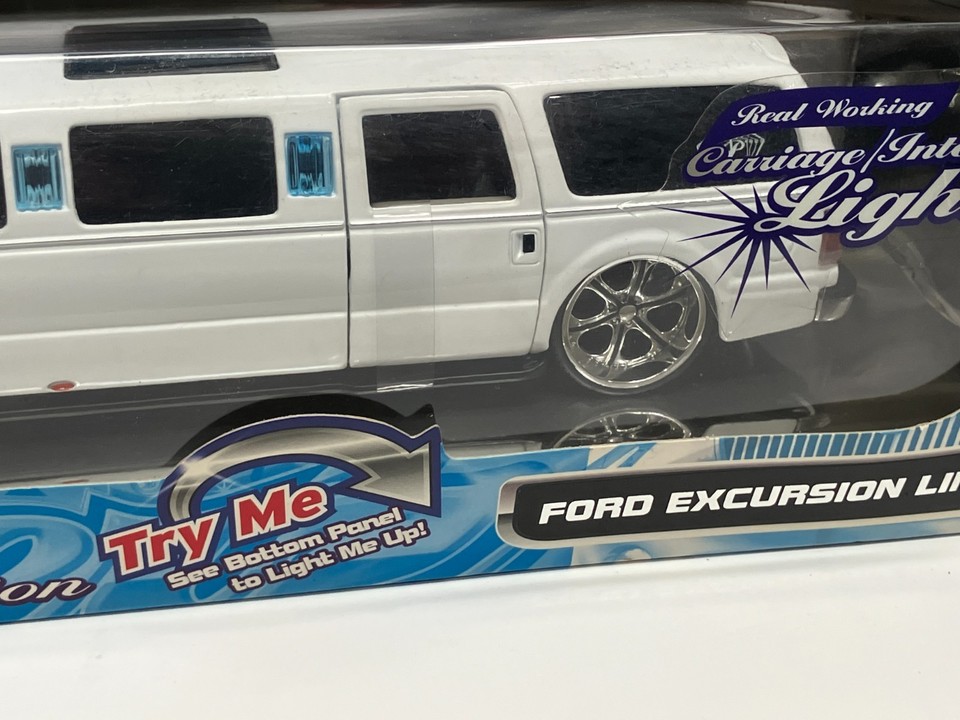 1:24 Maisto Playerz Luxury diecast FORD EXCURSION LIMO (WHITE) working ...
