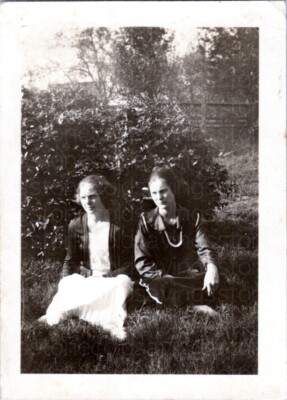 VINTAGE B&W FOUND PHOTO - 1930S - SAD WOMEN SIT BY BUSH FARM SISTERS ...